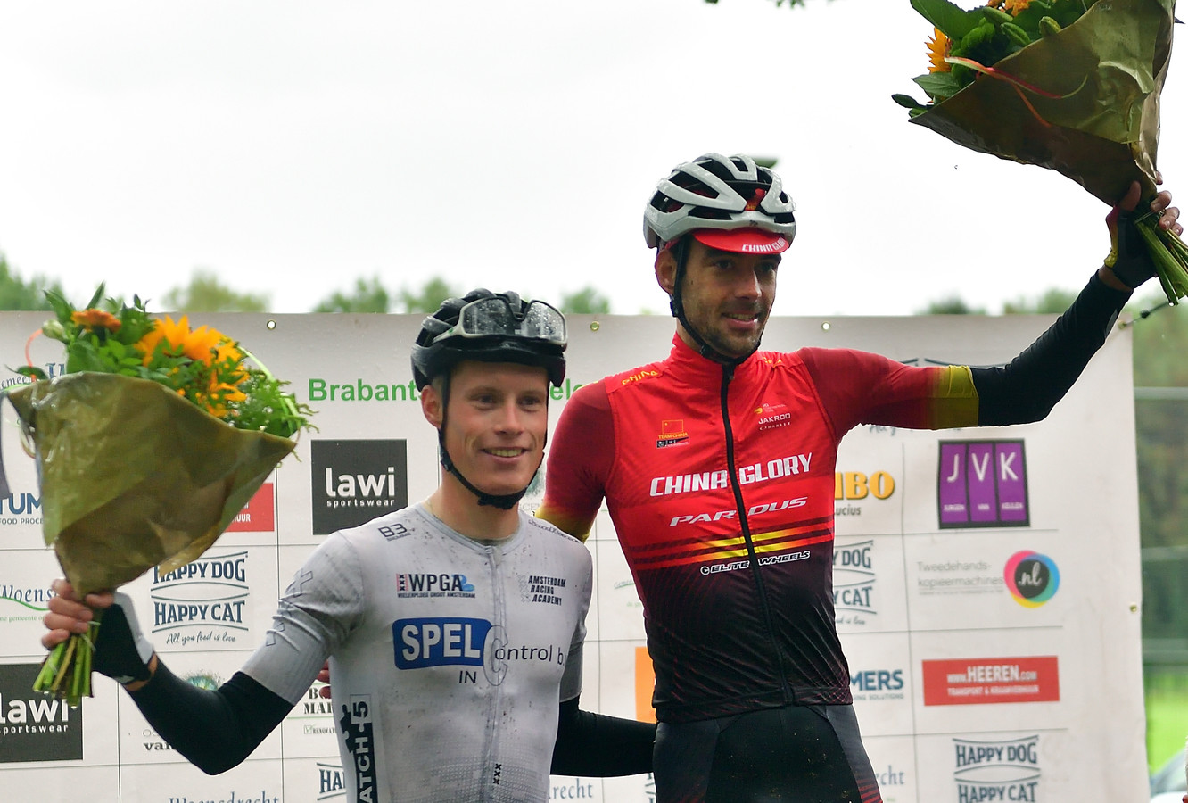 Wielrenner Van Belle (24) onverwacht overleden: ‘Bas laat een grote ...