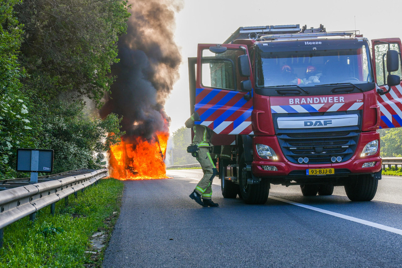 Ontplofte gasfles vermoedelijk oorzaak van brand in bestelbus op A67 ...