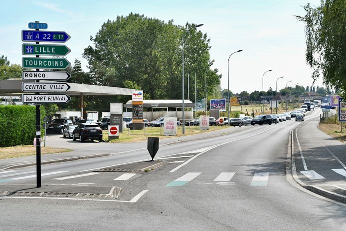 200 meter aanschuiven voor goedkopere Franse tankbeurt: “Als de ...