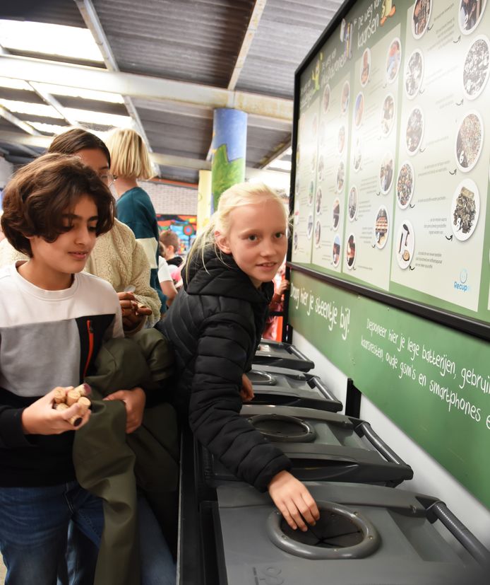 Schoolkinderen leren sorteren met educatief project '5 op een rij voor ...