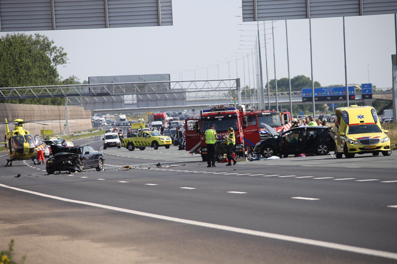 Weg afgesloten na ernstig ongeval op A2 bij Abcoude | Foto | AD.nl