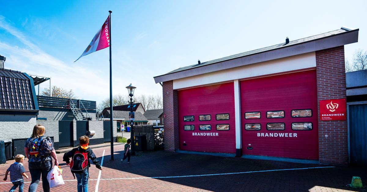 Brandweermannen Jan en Dirk krijgen na ruim 60 jaar inzet ...