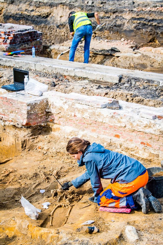 Tientallen skeletten gevonden tijdens opgravingen op Scheldekaaien: “Zelfs beenderen op minder ...
