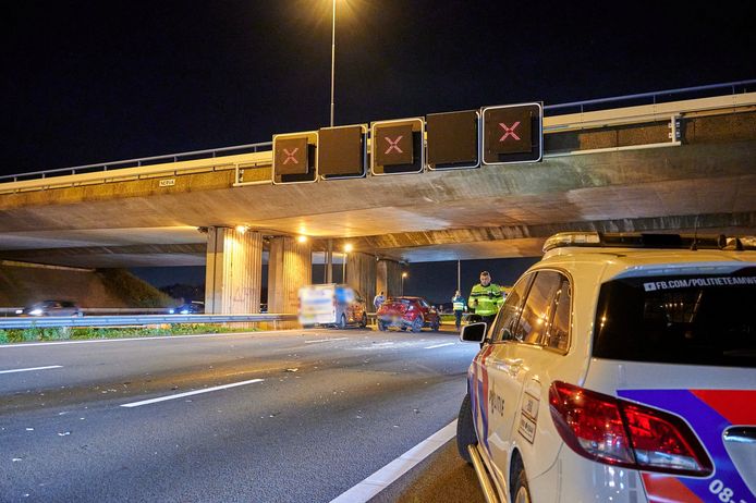 Twee gewonden bij botsing op A16 door ongeluk met meerdere auto's bij ...