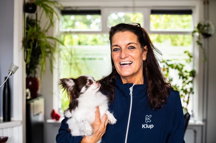 Na ongeluk bracht Corrie haar dagen eenzaam door op de bank, maar nu is ...