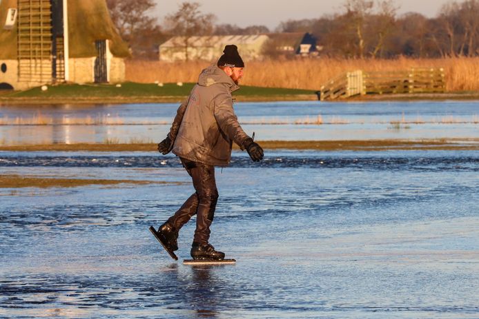 Zo voorkom je dat je door het ijs zakt: ‘Overlevingstijd in water van 0 ...