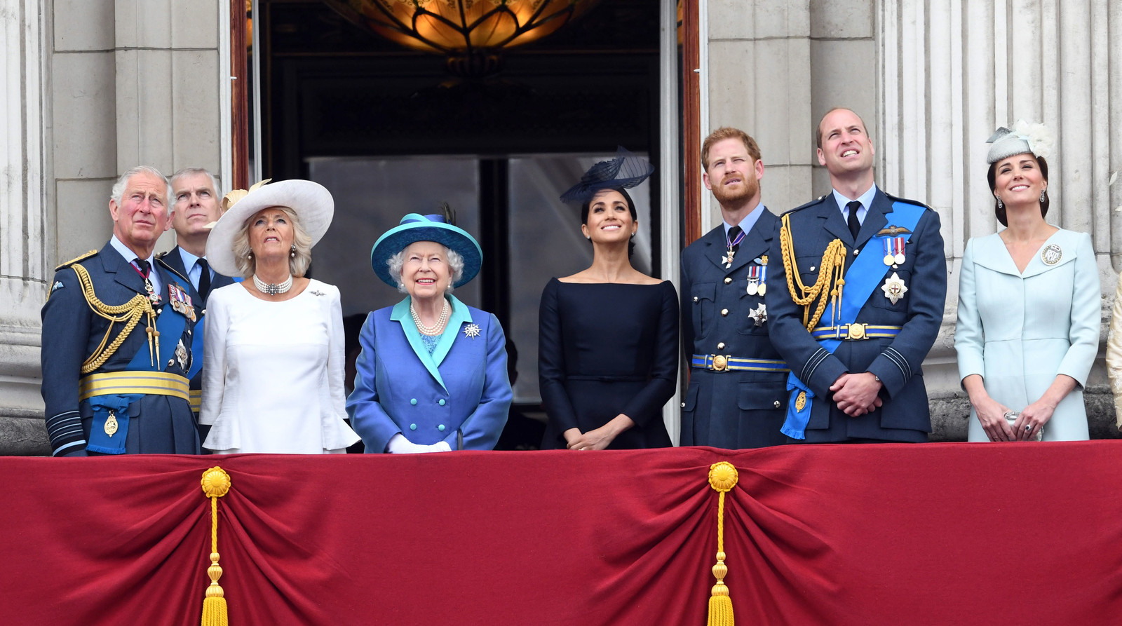 La reine Elizabeth invite Harry et Meghan à se présenter au balcon avec ...