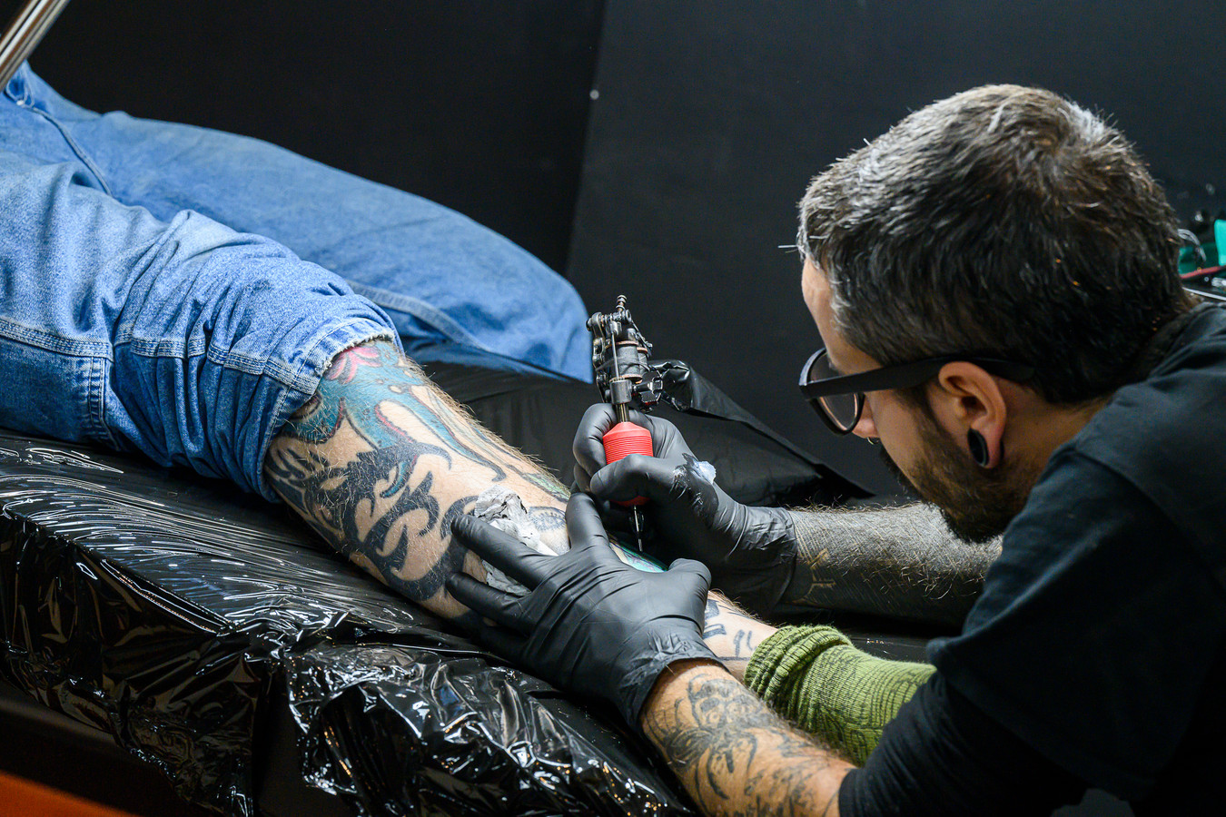 Deze sinjoren zijn zó fier op hun Antwerpen dat ze die liefde lieten vereeuwigen met een tattoo ...