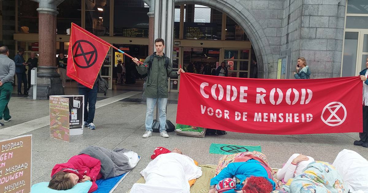 Extinction Rebellion voert actie aan station Gent-Sint-Pieters: “Roep ...