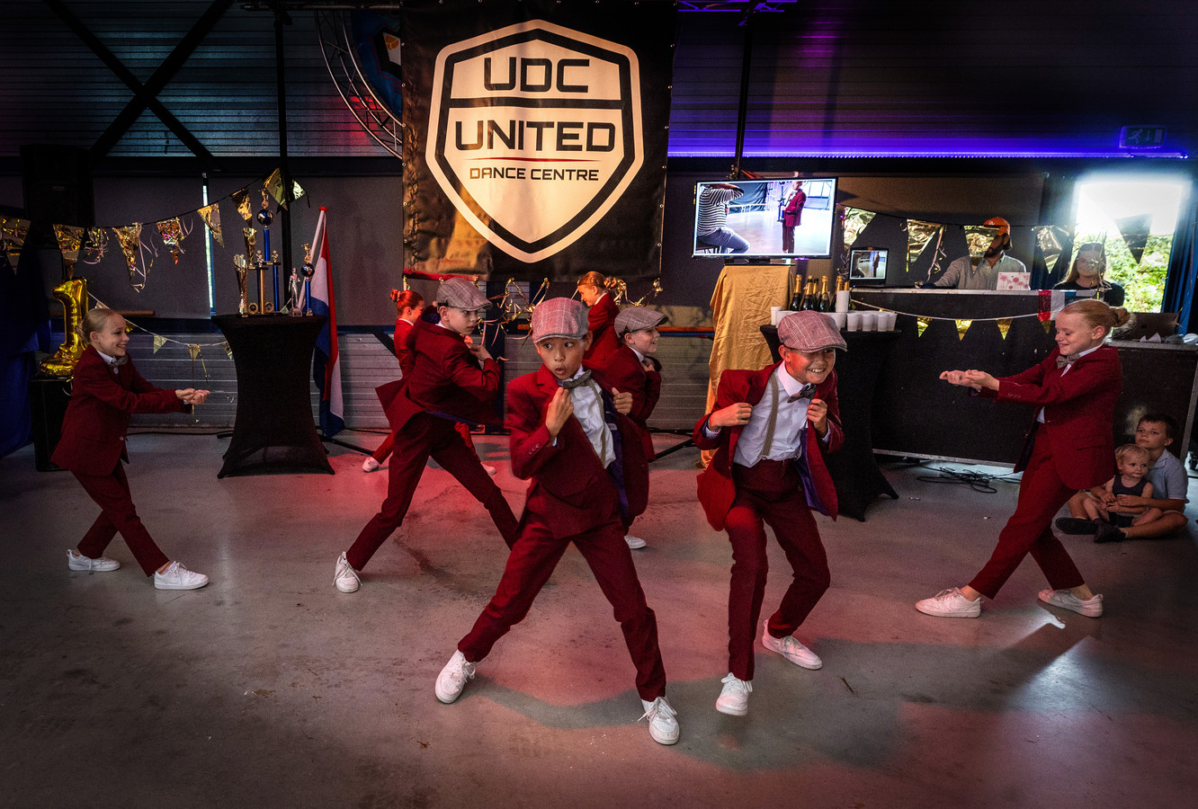 Een uitbundige hulde voor jonge Duivense streetdancers: ze zijn in ...