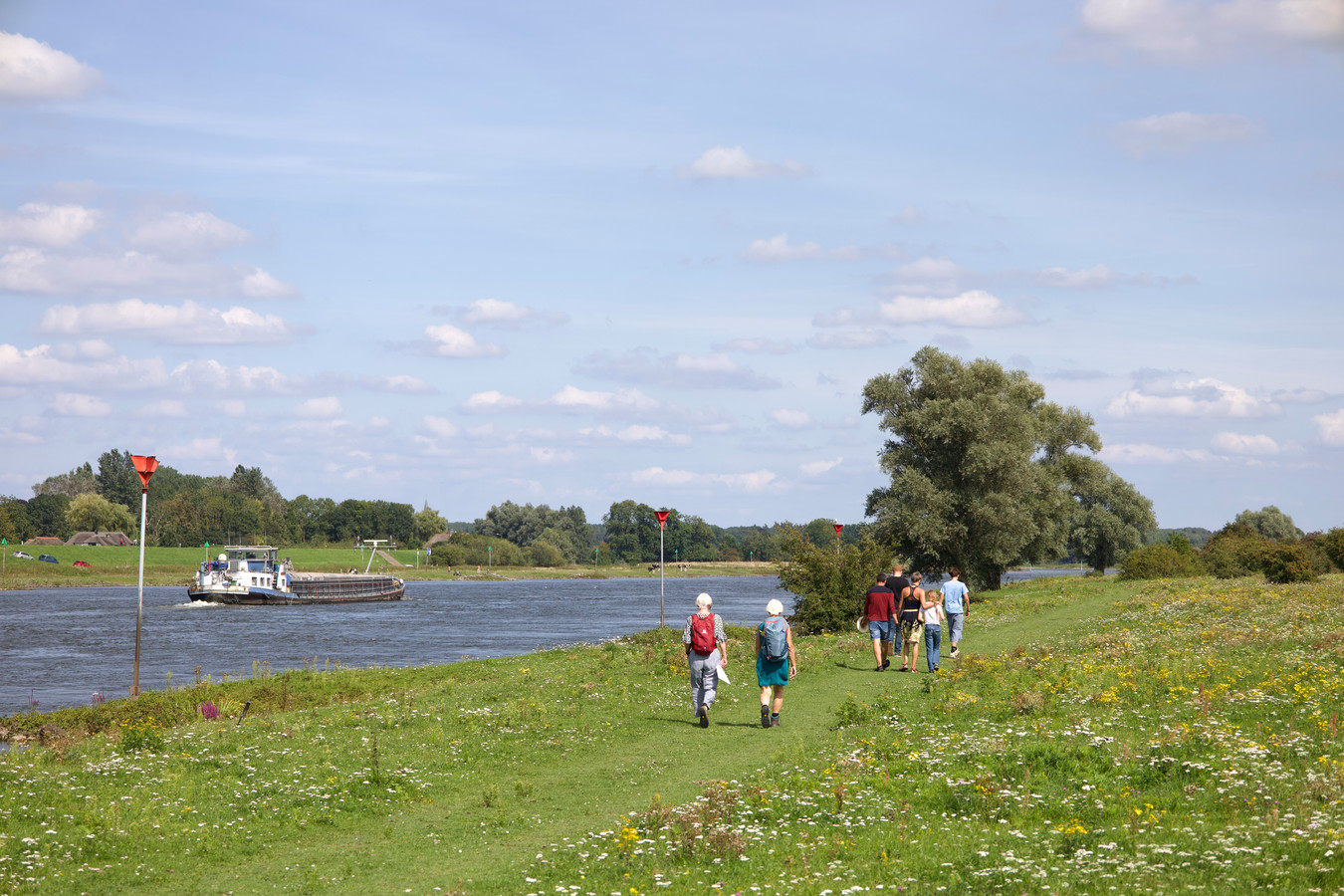 ‘Wie een lange wandeling wil maken langs de IJssel, komt van een koude kermis thuis’ | Foto ...