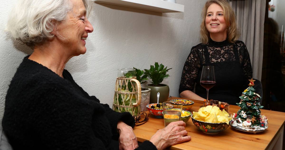 Alma (45) nodigde via de buurtapp iedereen uit voor kerst: er stonden ...