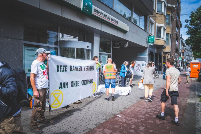 Klimaatactivisten van Extinction Rebellion voeren actie aan BNP Paribas ...