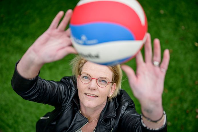 Oud-volleybalster Diane Rademaker uit Hengelo van gouden Arke Pollux ...