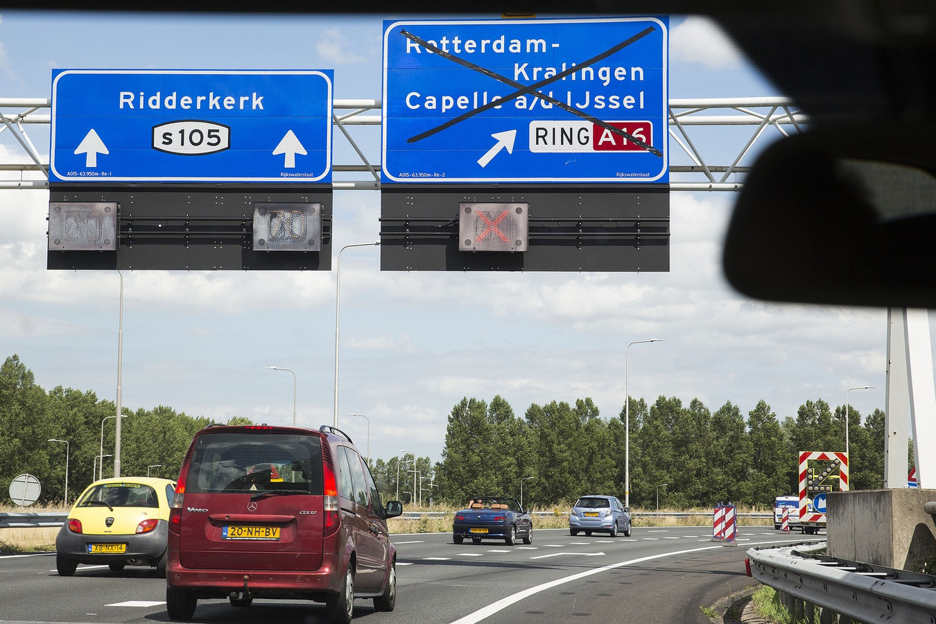 Al 400 bonnen voor negeren rood kruis boven snelweg | Foto | AD.nl Al 400 bonnen voor negeren rood kruis boven snelweg | Foto | AD.nl