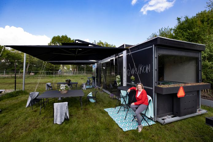 Krista helpt met haar Tiny Restaurant horecaondernemers aan een terras ... Krista helpt met haar Tiny Restaurant horecaondernemers aan een terras ...