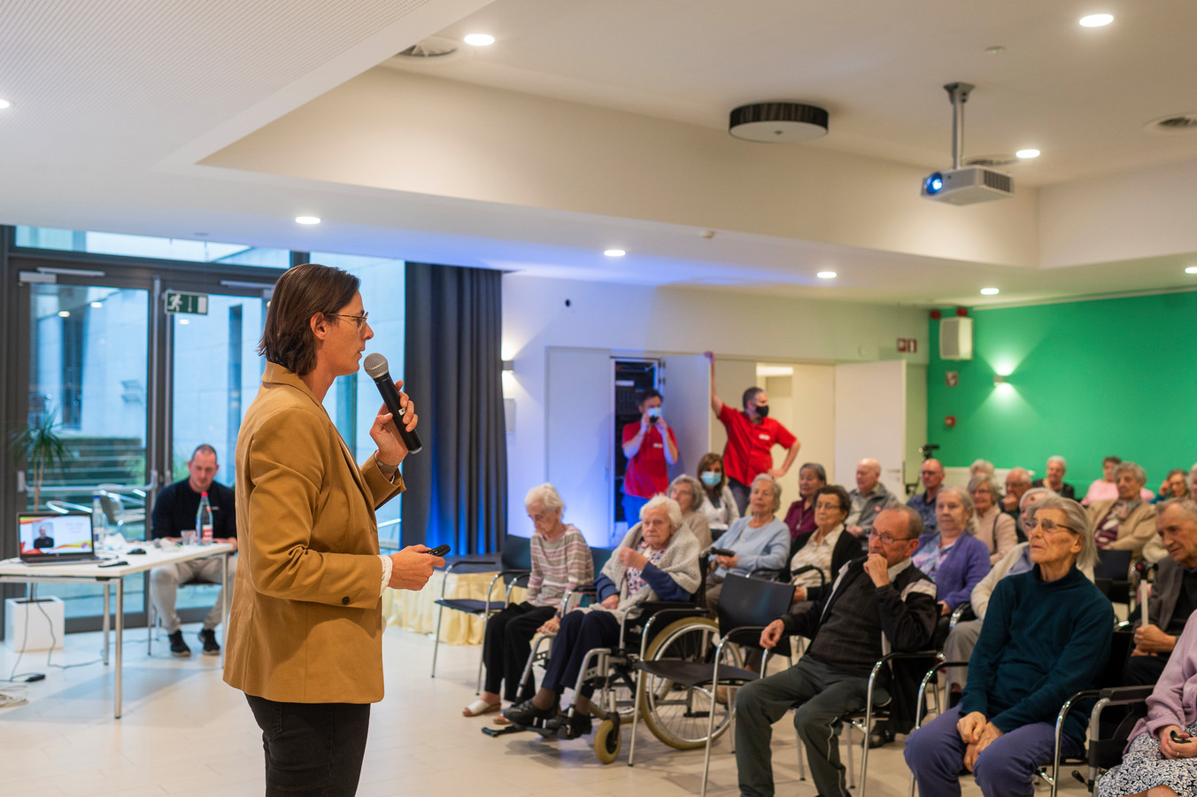 Tia Hellebaut zet bewoners woonzorgcentrum OLVA in beweging ...