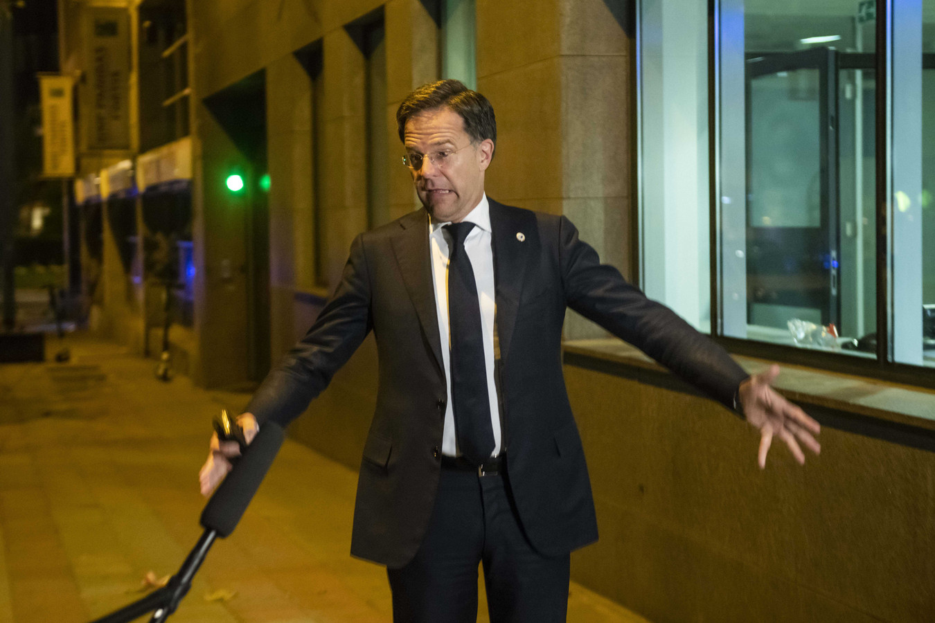 Merkel en Macron ‘kribbig’ weggelopen uit overleg met Rutte | Foto | AD.nl