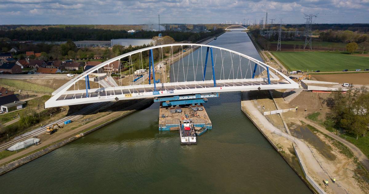 Nieuwe boogbrug over Albertkanaal tussen Meerhout en Laakdal op haar ...
