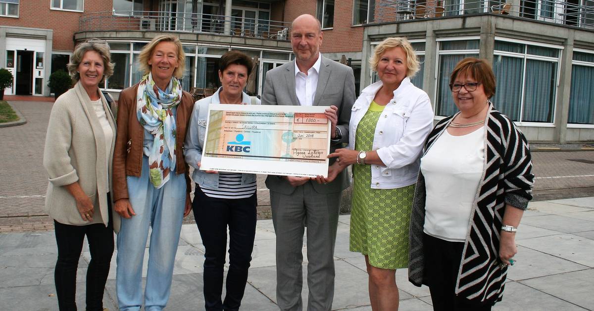 Agora overhandigt cheque aan Hof van Eksaarde | Lokeren | hln.be