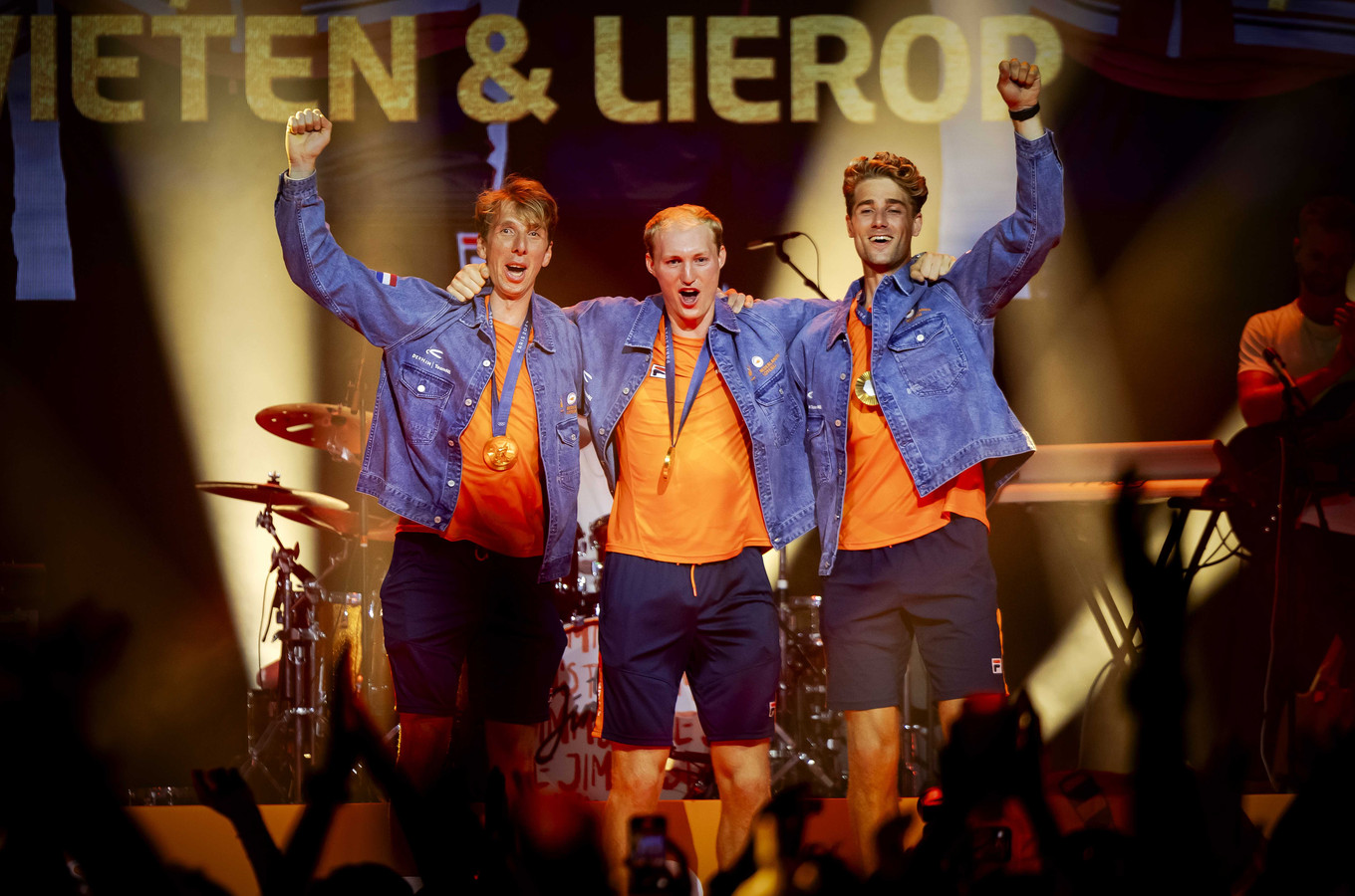Roeiers zetten TeamNL Huis op stelten bij huldiging na gouden en ...