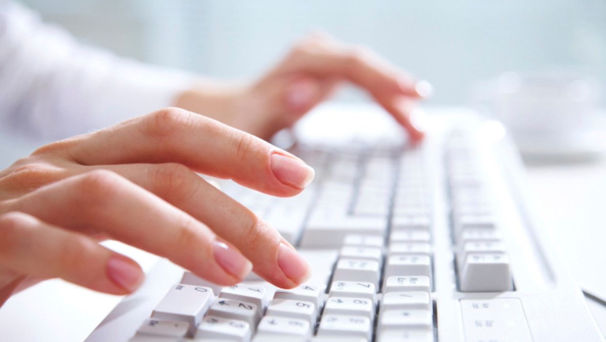 Werknemer bijna 4 uur per dag achter computer | Het Parool