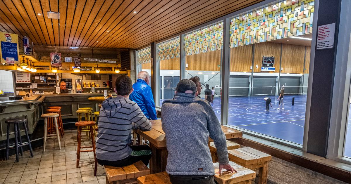 Ambtenaar achter de bar in sporthal Heuvelland, kantine is minder vaak ...