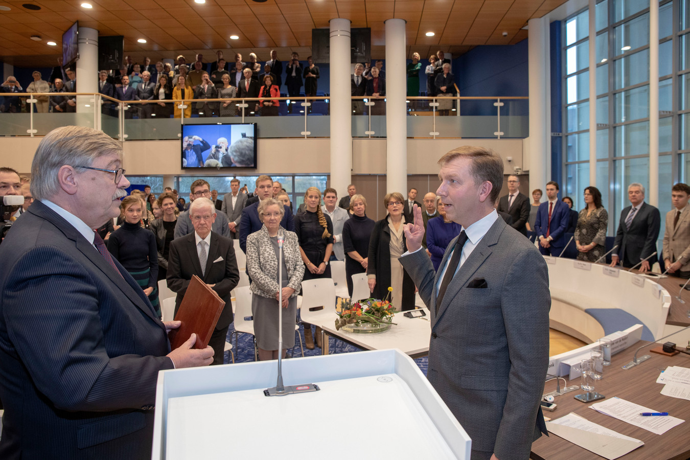 Kats wil langer burgemeester van Veenendaal blijven | Foto | AD.nl