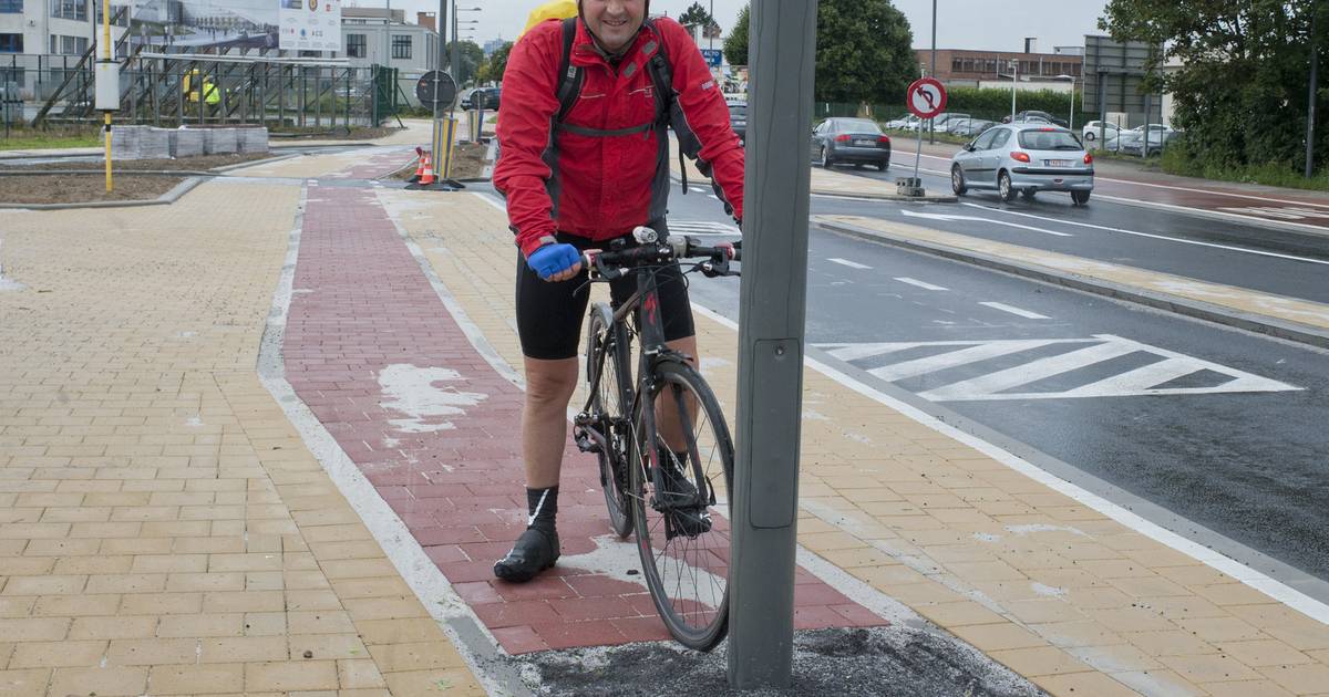 Verlichtingspaal blokkeert fietspad | Brussel | hln.be