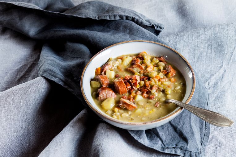 Dit is waarom je een snee brood in je erwtensoep moet doen