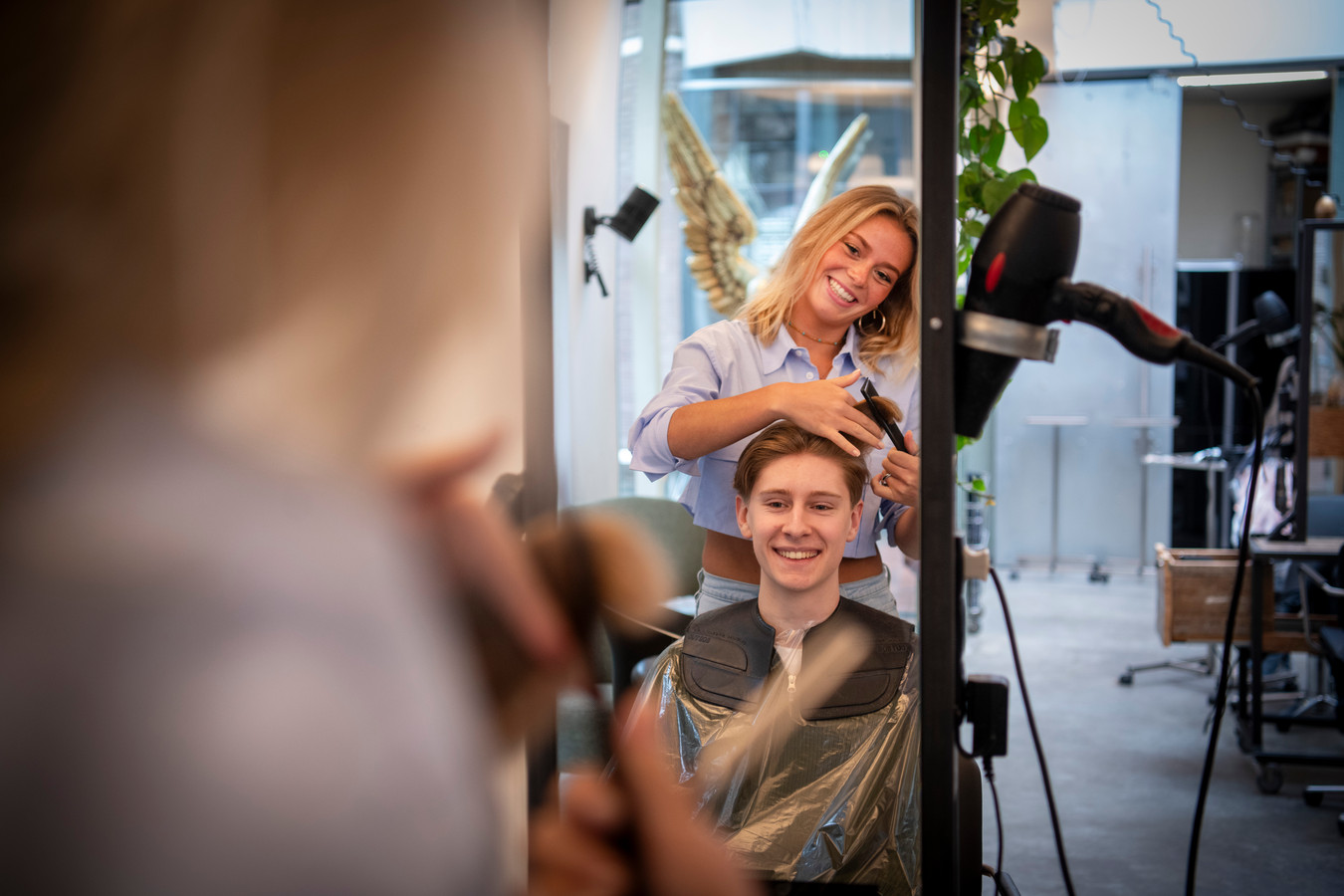 Waxx kappers in Apeldoorn na heftige periode: ‘We zijn er weer!’ | Foto ...