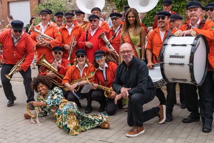 Miss België knipt lintje Savagan Home door: “Eerst een nieuw kapsel ...