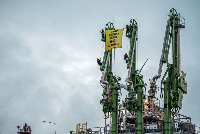 Greenpeace blokkeert lossen van Russisch gas in Finland | Buitenland ... Greenpeace blokkeert lossen van Russisch gas in Finland | Buitenland ...