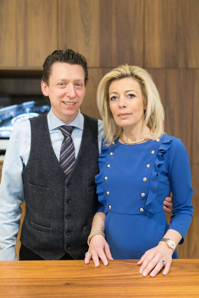 Juwelier laat klant coronaveilig kiezen bij genummerde etalages ...