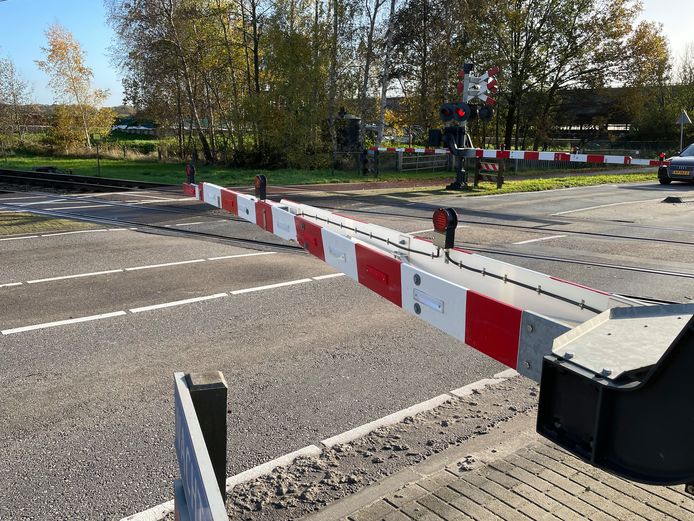 Automobilist knalt op dichte spoorboom, treinen tussen Amersfoort en ...