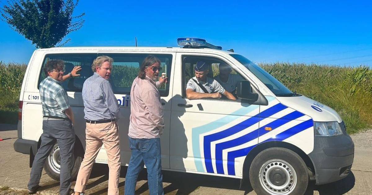 KIJK. ‘Nonkels’ reageren met ludieke foto op plasincident bij Van Quickenborne | Kortrijk | hln.be