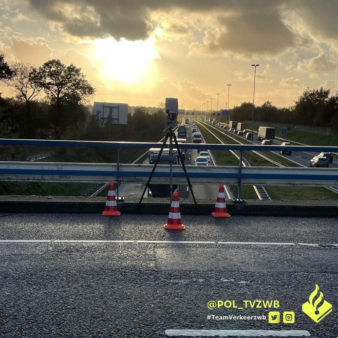 Politiecamera flitst negentien bestuurders die mobiel gebruiken op A58 ...