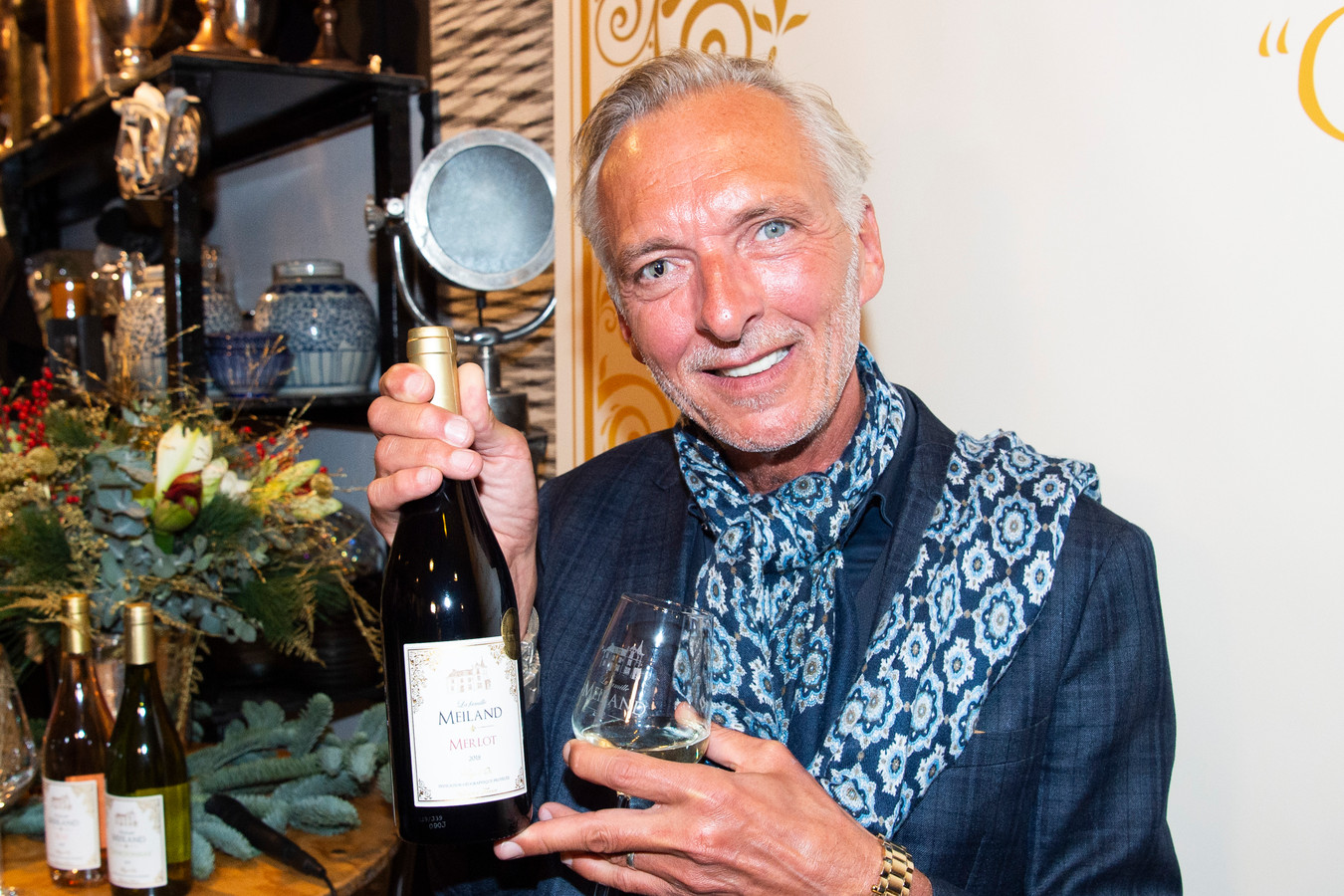 Vrachtwagen vol Meiland-wijn omgekieperd | Foto | destentor.nl