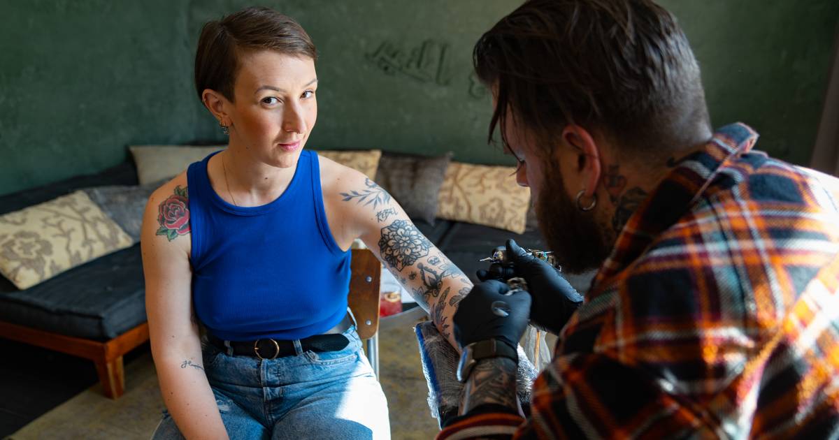 Boker Tov biedt gratis 'hummustattoos' aan op Dag van de Hummus: “Zelfs de chef liet een tattoo ...