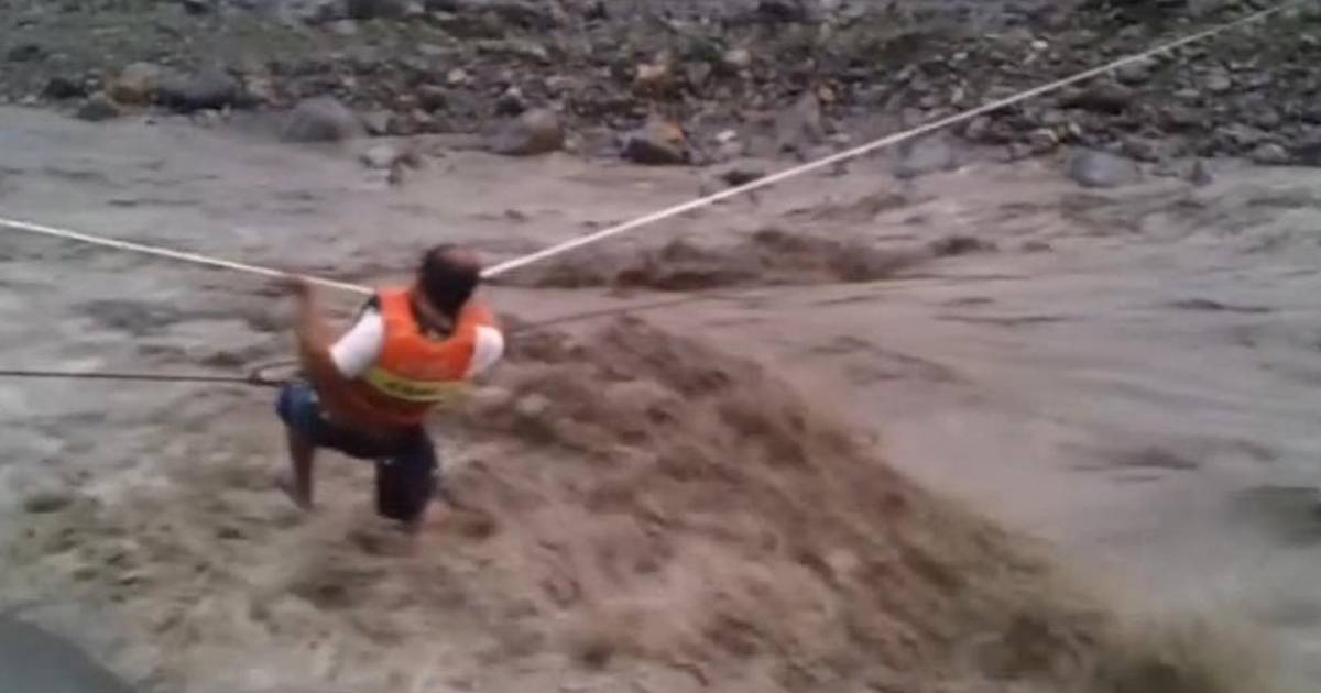 Toeristen over kolkende rivier gered | Buitenland | hln.be