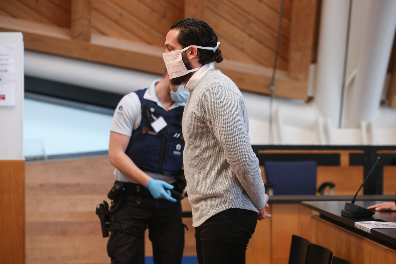 Broers Steveniers vallen elkaar in de armen op proces van freefighters ...