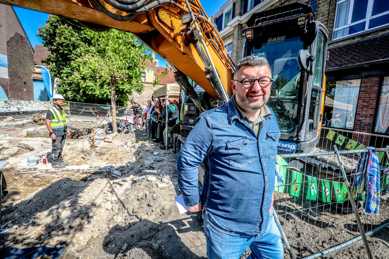 Archeologiedagen lokken massaal Bruggelingen die dolenthousiast zijn ...