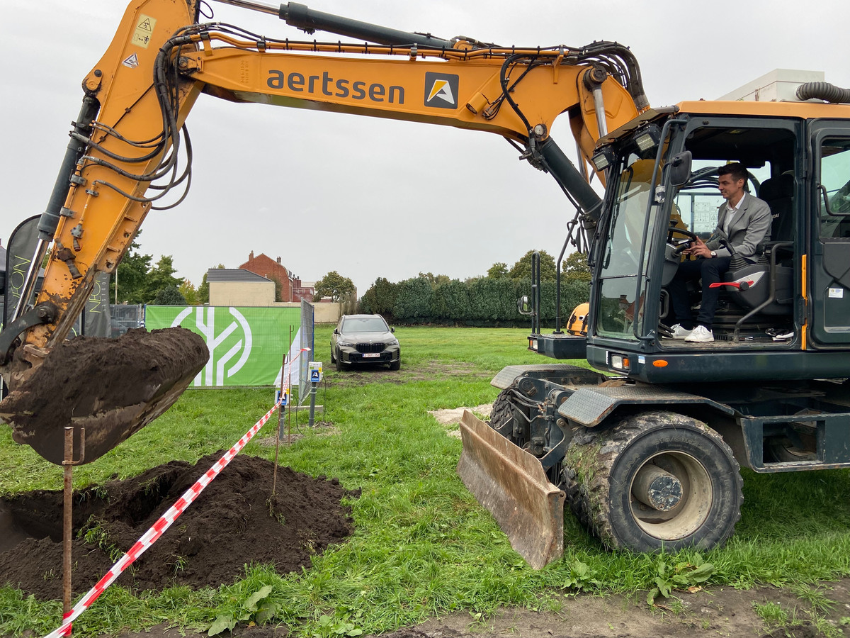 Kim Van Oncen en haar broer Tom starten bouw nieuwe Delhaize in Putte ...