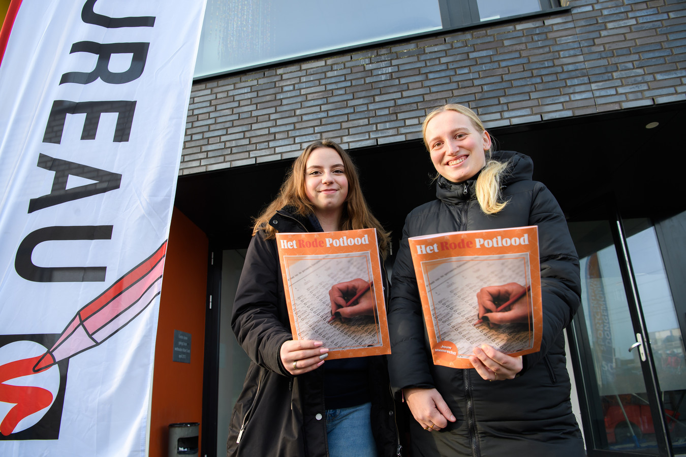 Volle stembureaus op drukke verkiezingsdag van Raamsdonksveer tot ...