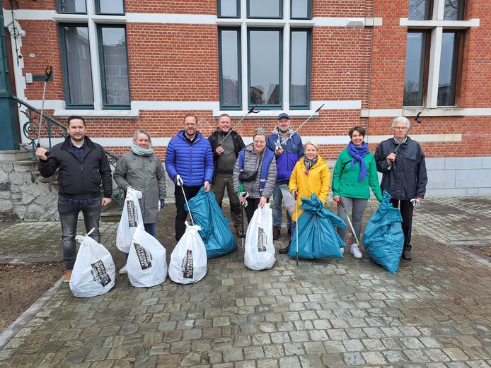 Liberalen ruimen zwerfvuil op in Nielse centrum: “Op uurtje tijd al ...