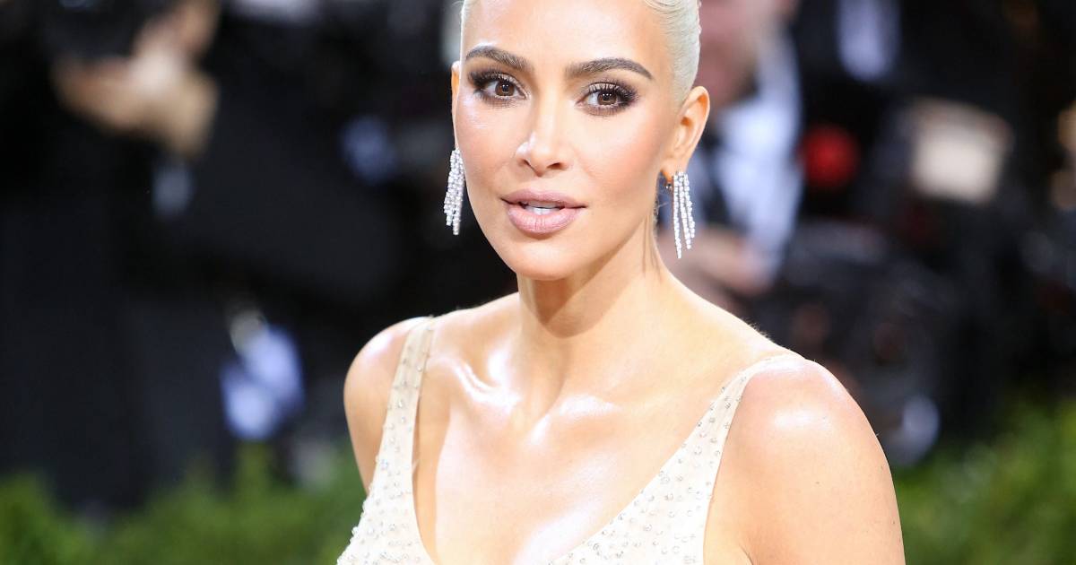 Kims jurk is zó strak dat ze geen trap kan lopen en Gwyneth poseert ...