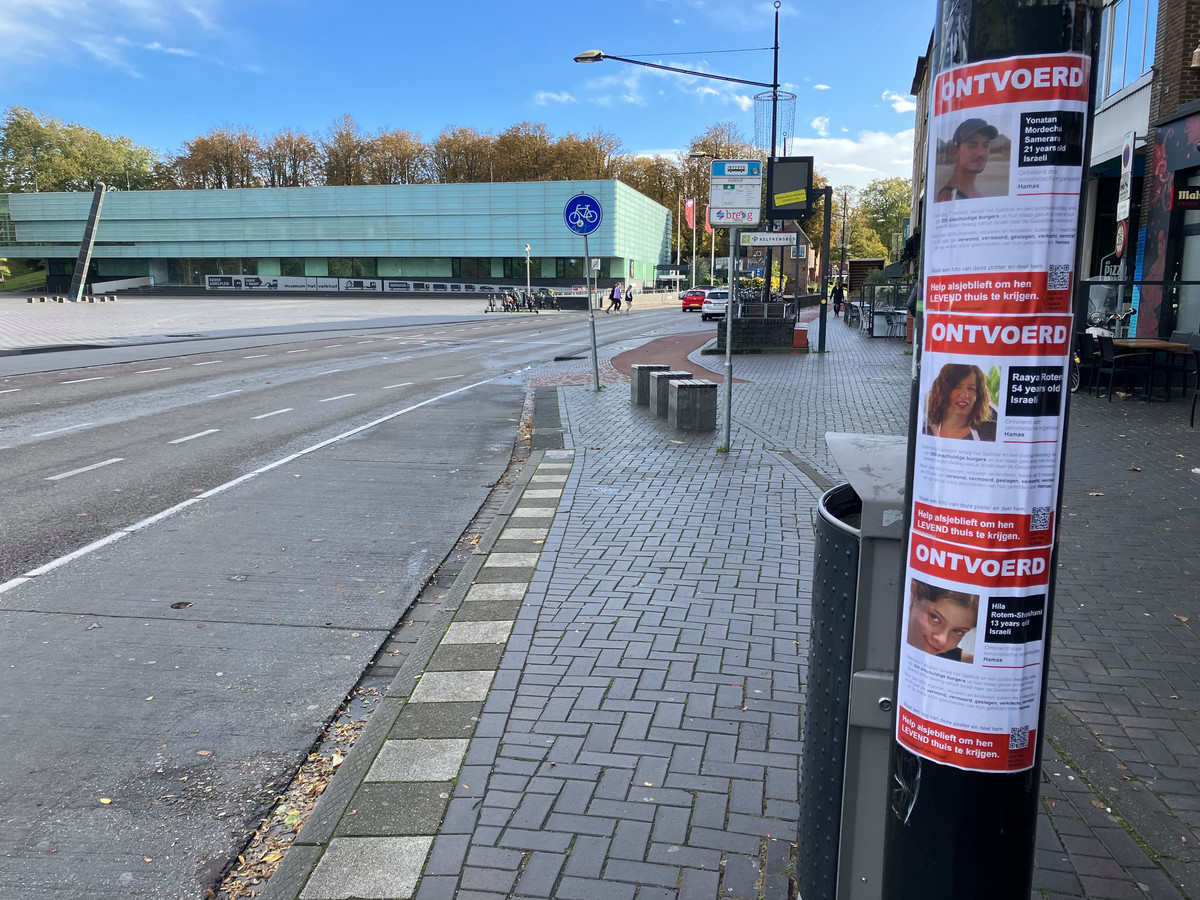 Tientallen posters van ontvoerde Israëli’s opgehangen in centrum van ...