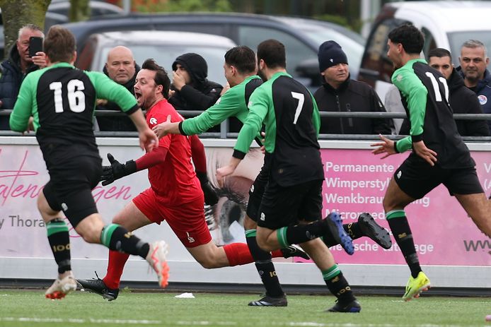 Amateurdoelman scoort in blessuretijd na ‘groen licht’ trainer: ‘Ik ...