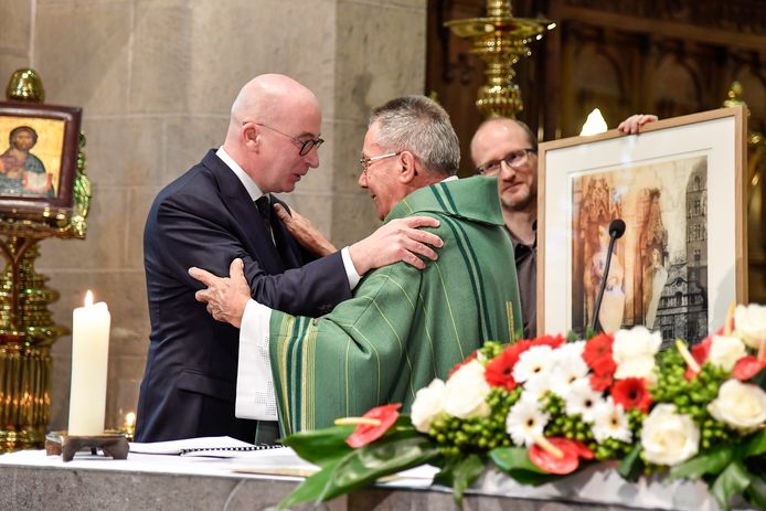 Inwoners zwaaien deken Paul De Baere uit | Buggenhout | hln.be