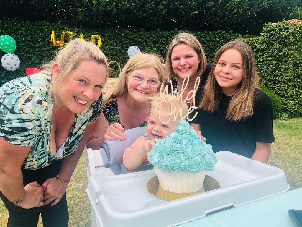 Na plotse dood van Vicky (41) wil dochter Keysha (16) hun droom ...